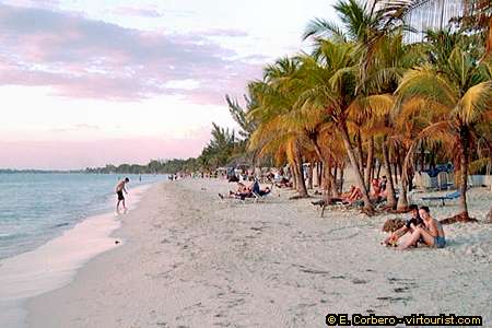 32/50.- Negril, Long Bay Beach, before dusk. VIRTOURIST.COM
