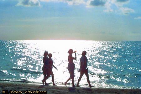 34/50.- Negril, Long Bay Beach, walking. VIRTOURIST.COM