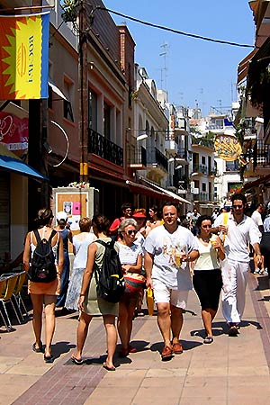 Sitges: people (20/36) - VIRTOURIST.COM